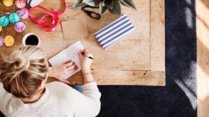 What to write in a birthday card: The Ultimate Guide