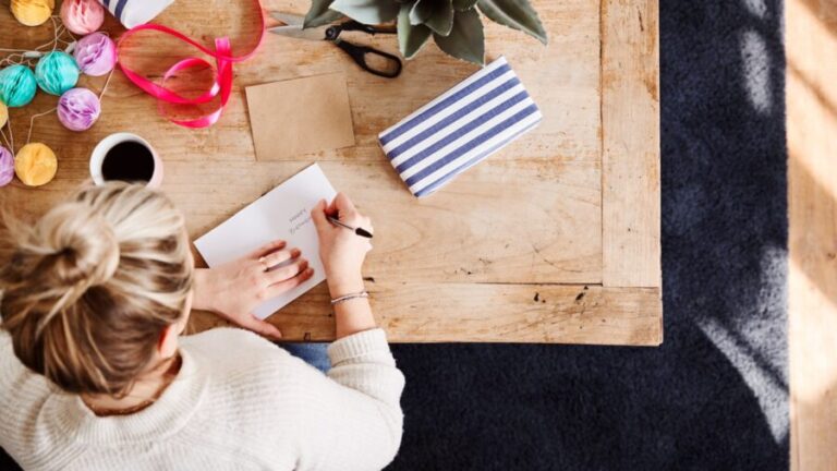 What to write in a birthday card: The Ultimate Guide